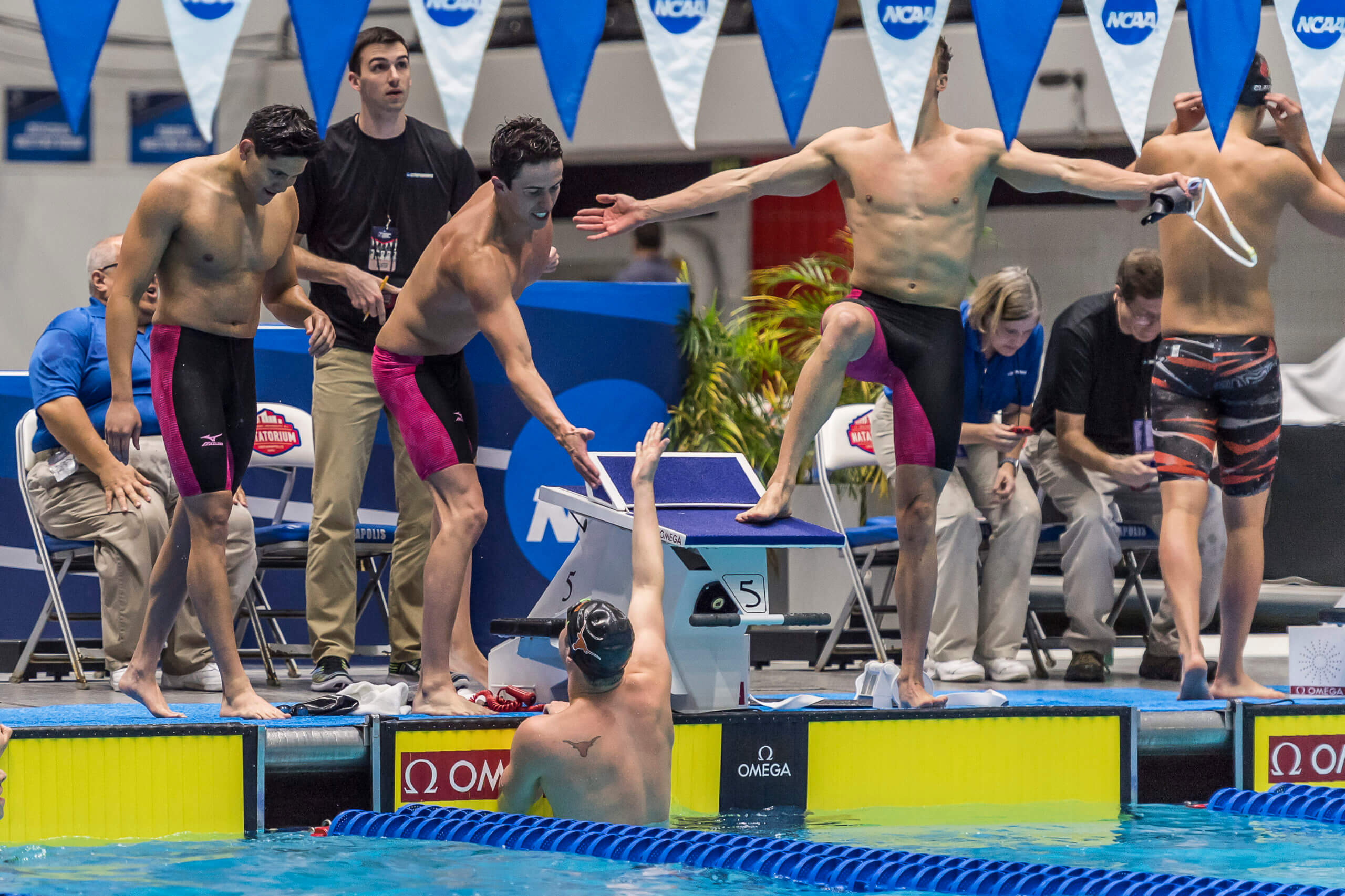 Texas Unloads A 2:59.22 in 400 Medley Relay - Video Interviews ...